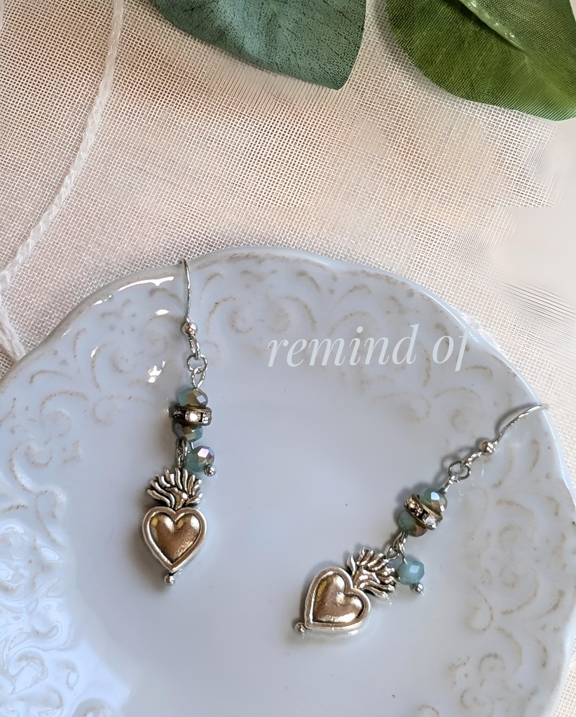 スモーキーグリーンのガラスビーズピアス - remind - BOOTH