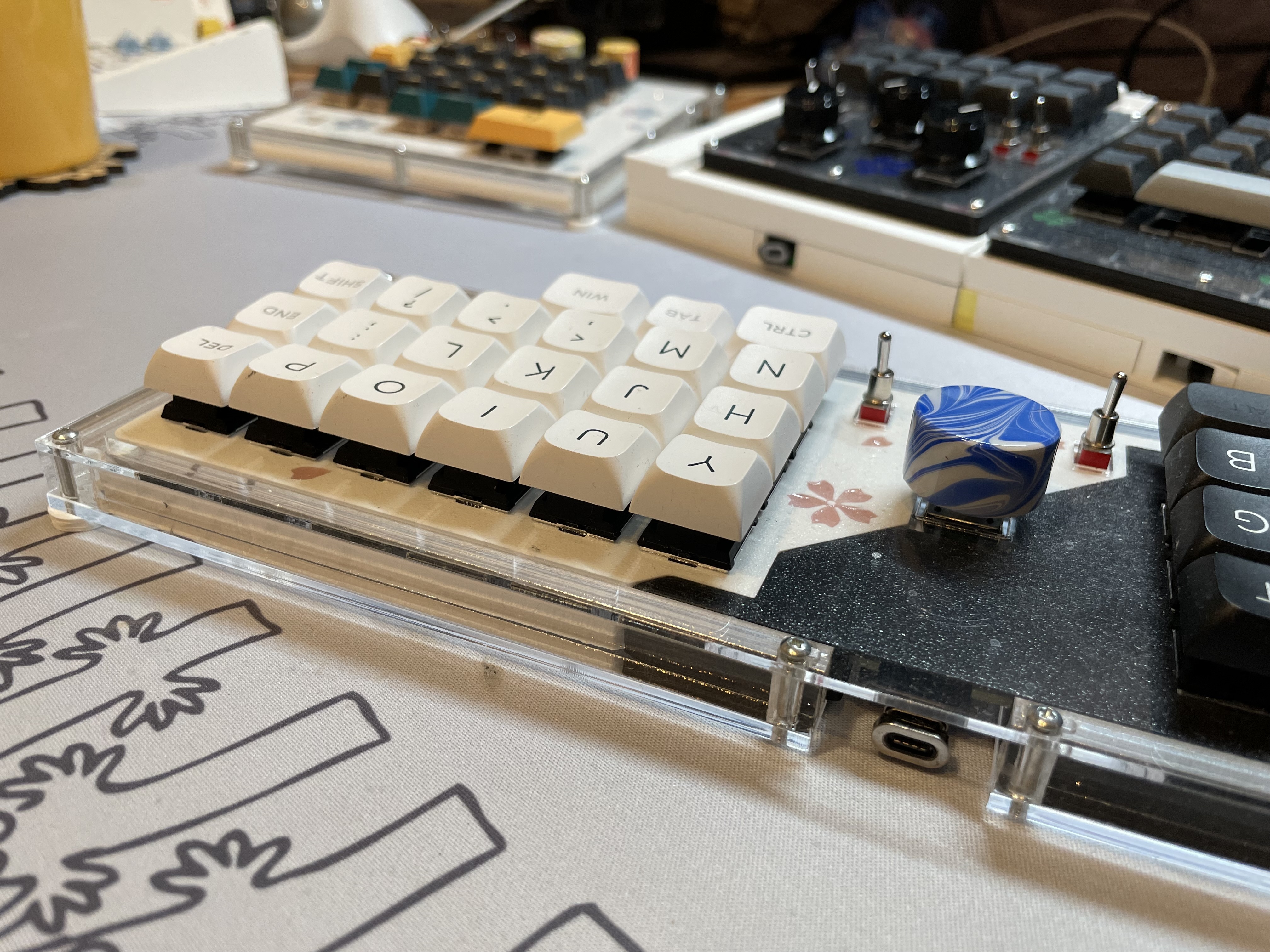 40%格子配列キーボード”夕霧”（ゆうぎり） - 萬屋ぺんぎん堂 - BOOTH