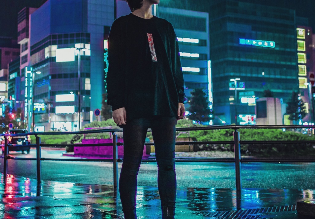 MIKAGE - BIG LONG SLEEVE - WHITEFISTS - BOOTH