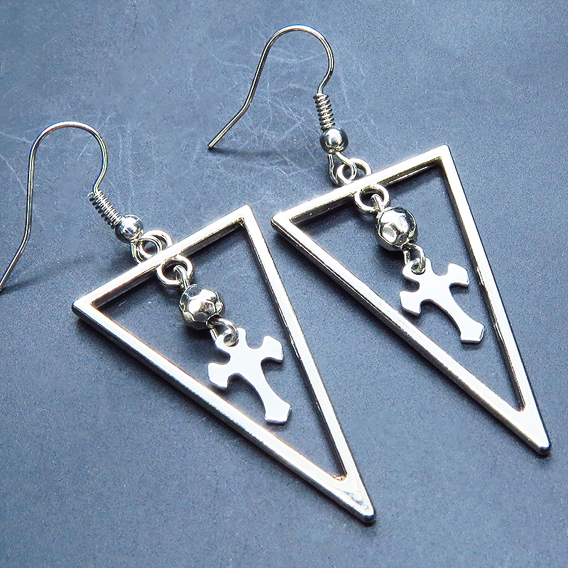 シルバーカラー トライアングルフレームとロザリオチャームをつりさげたスタイリッシュなピアス サージカル可 - Cat & Steam ...