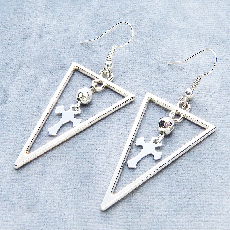 シルバーカラー トライアングルフレームとロザリオチャームをつりさげたスタイリッシュなピアス サージカル可 - Cat & Steam ...