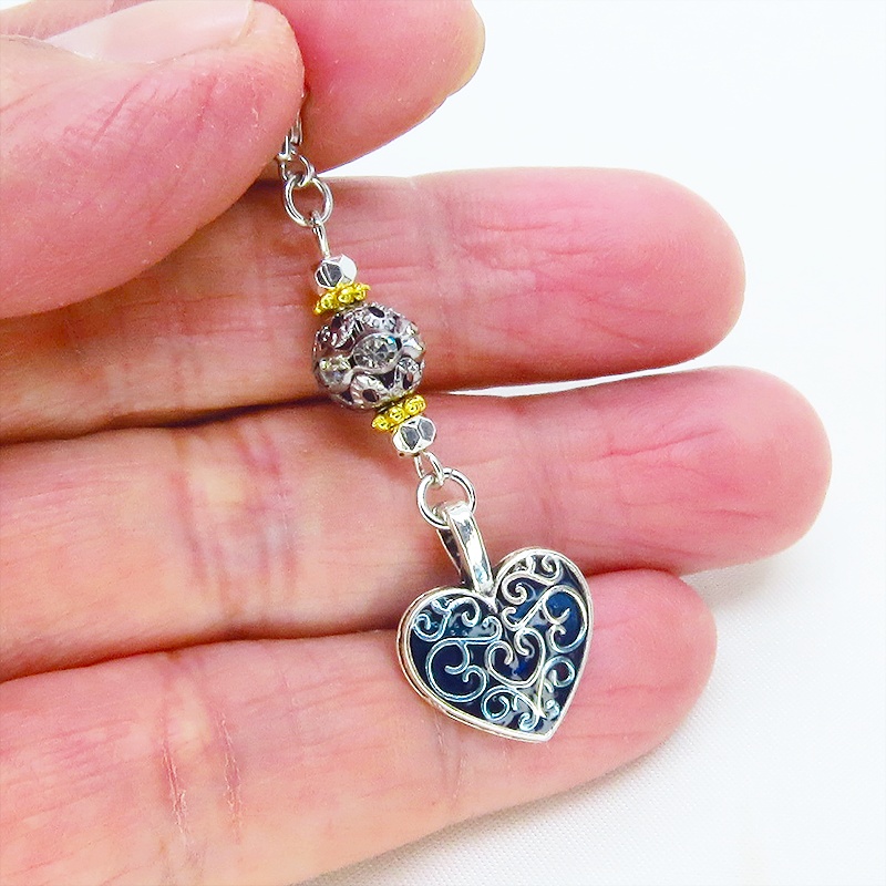 マスク・スマホチャーム ブルーハートとブラックメタルビーズのチャーム アンティークシルバー 金具交換可 - Cat & Steam ...