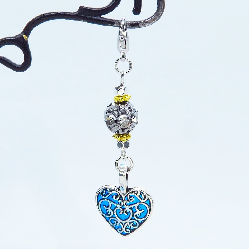 マスク・スマホチャーム ブルーハートとブラックメタルビーズのチャーム アンティークシルバー 金具交換可 - Cat & Steam ...