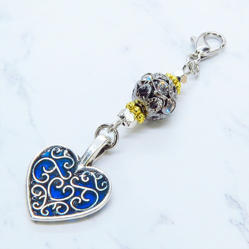 マスク・スマホチャーム ブルーハートとブラックメタルビーズのチャーム アンティークシルバー 金具交換可 - Cat & Steam ...