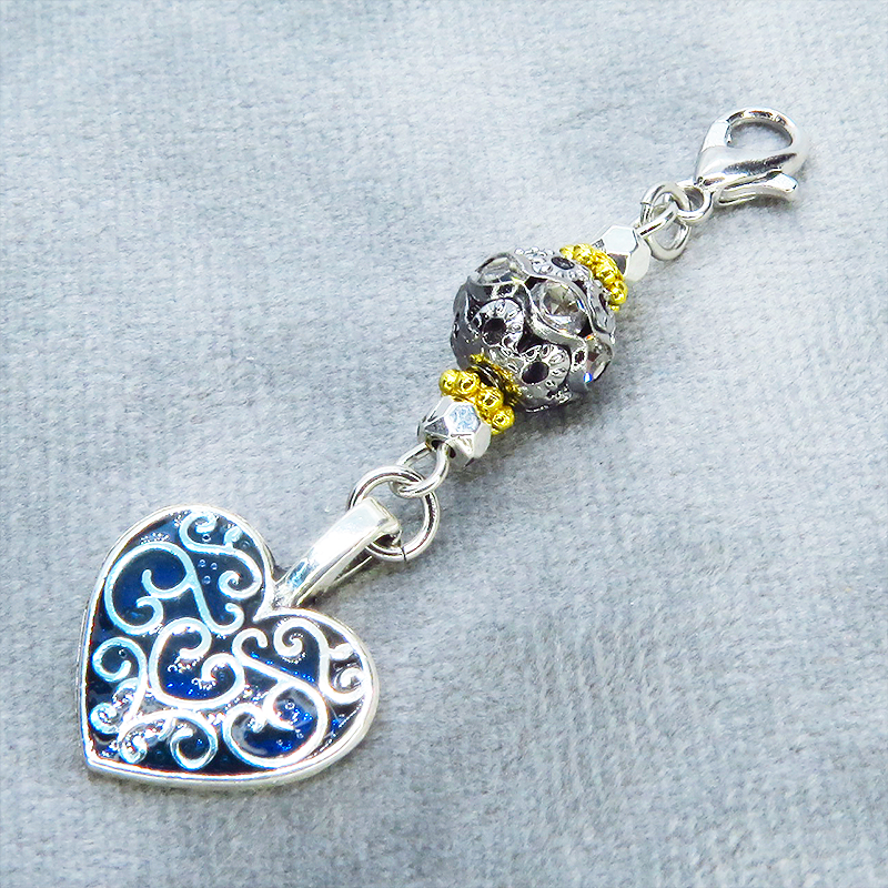 マスク・スマホチャーム ブルーハートとブラックメタルビーズのチャーム アンティークシルバー 金具交換可 - Cat & Steam ...