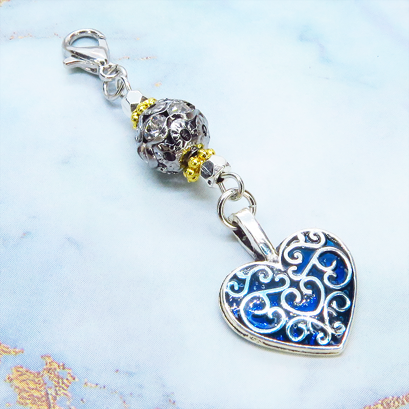 マスク・スマホチャーム ブルーハートとブラックメタルビーズのチャーム アンティークシルバー 金具交換可 - Cat & Steam ...