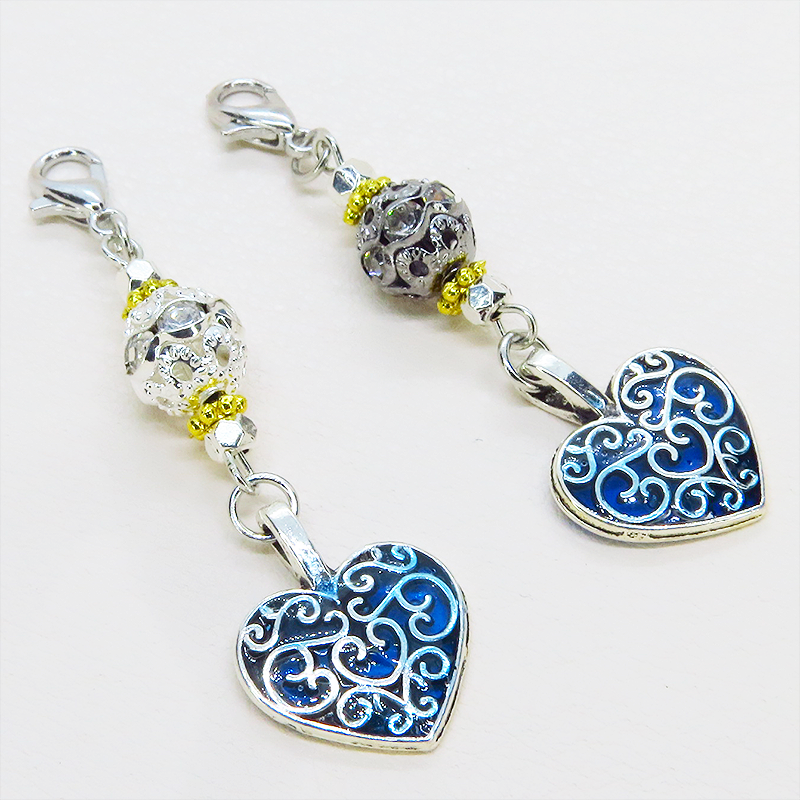 マスク・スマホチャーム ブルーハートとブラックメタルビーズのチャーム アンティークシルバー 金具交換可 - Cat & Steam ...