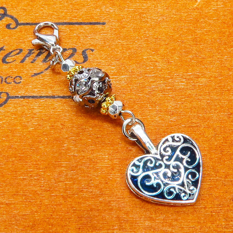 マスク・スマホチャーム ブルーハートとブラックメタルビーズのチャーム アンティークシルバー 金具交換可 - Cat & Steam ...
