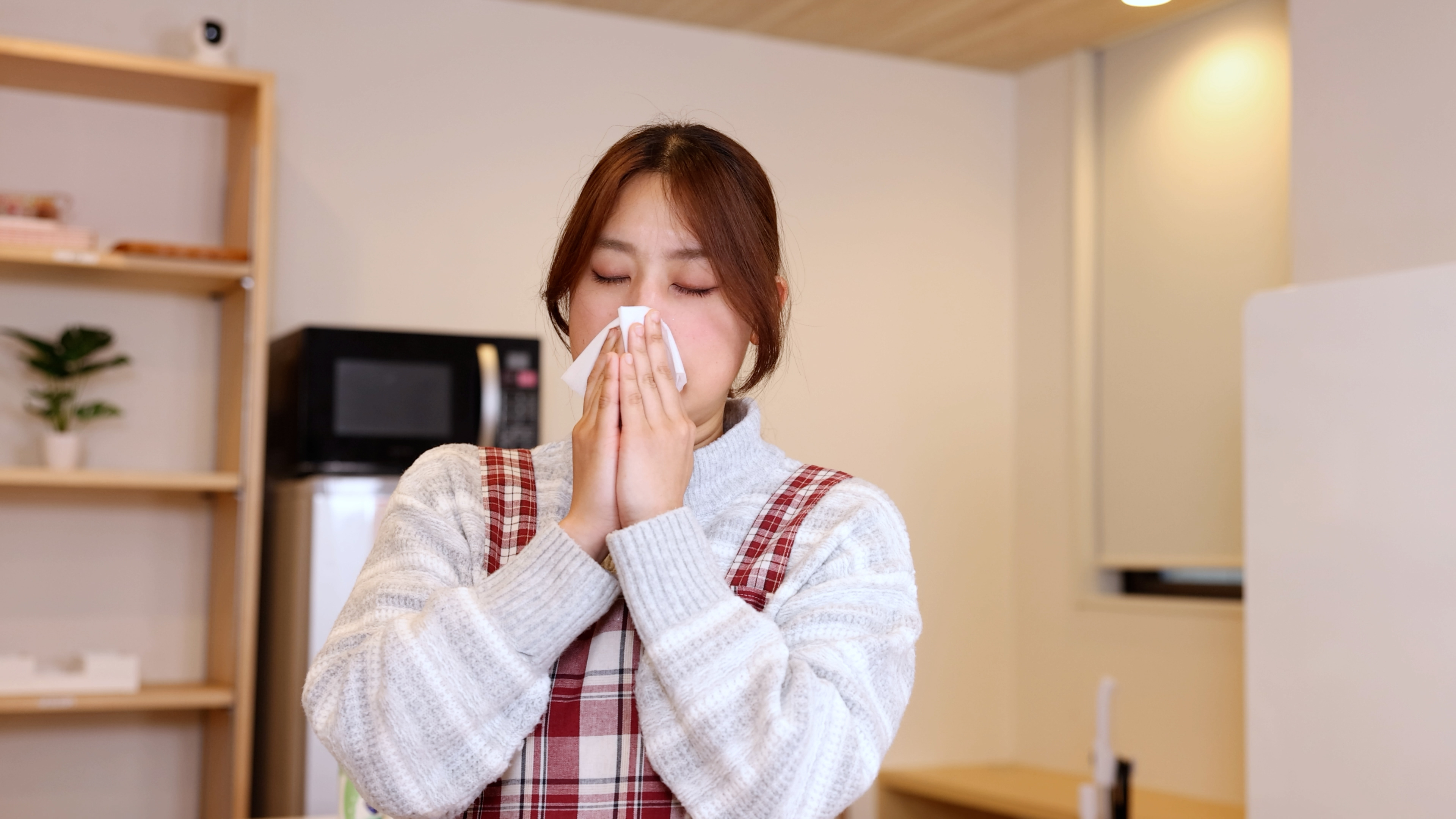 キッチンでくしゃみが止まらない御影れみさん Remi Mikage can't stop sneezing in the kitchen ...