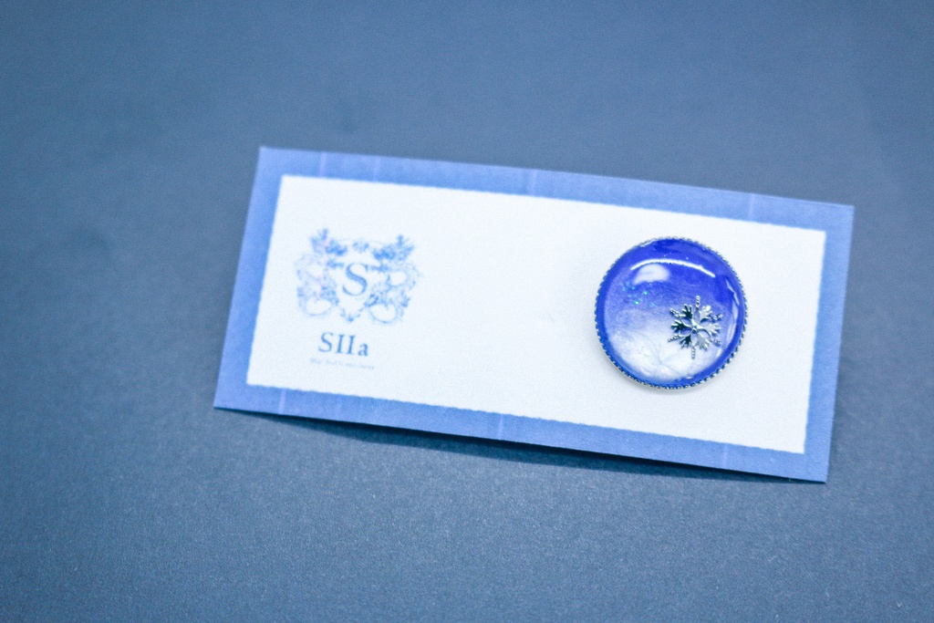 雪の結晶のタックピン ブルー×ホワイト シルバー金具 - S11a 青色中心雑貨 - BOOTH