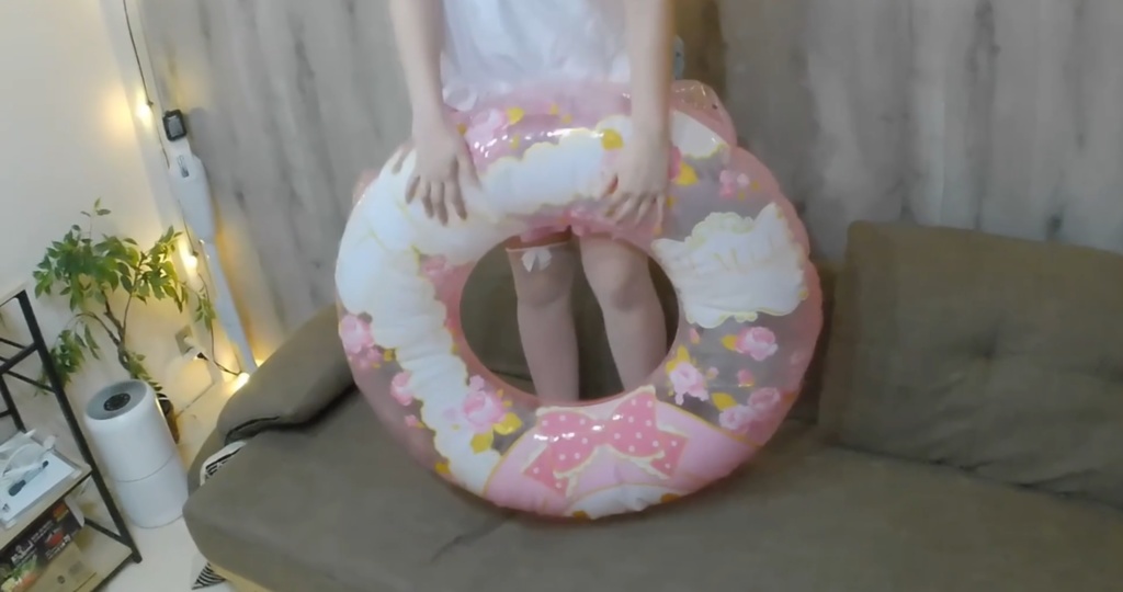 まりなちゃんが口やポンプで浮き輪を膨らまして、その後に空気抜き - Inflatable Toy Clip - BOOTH