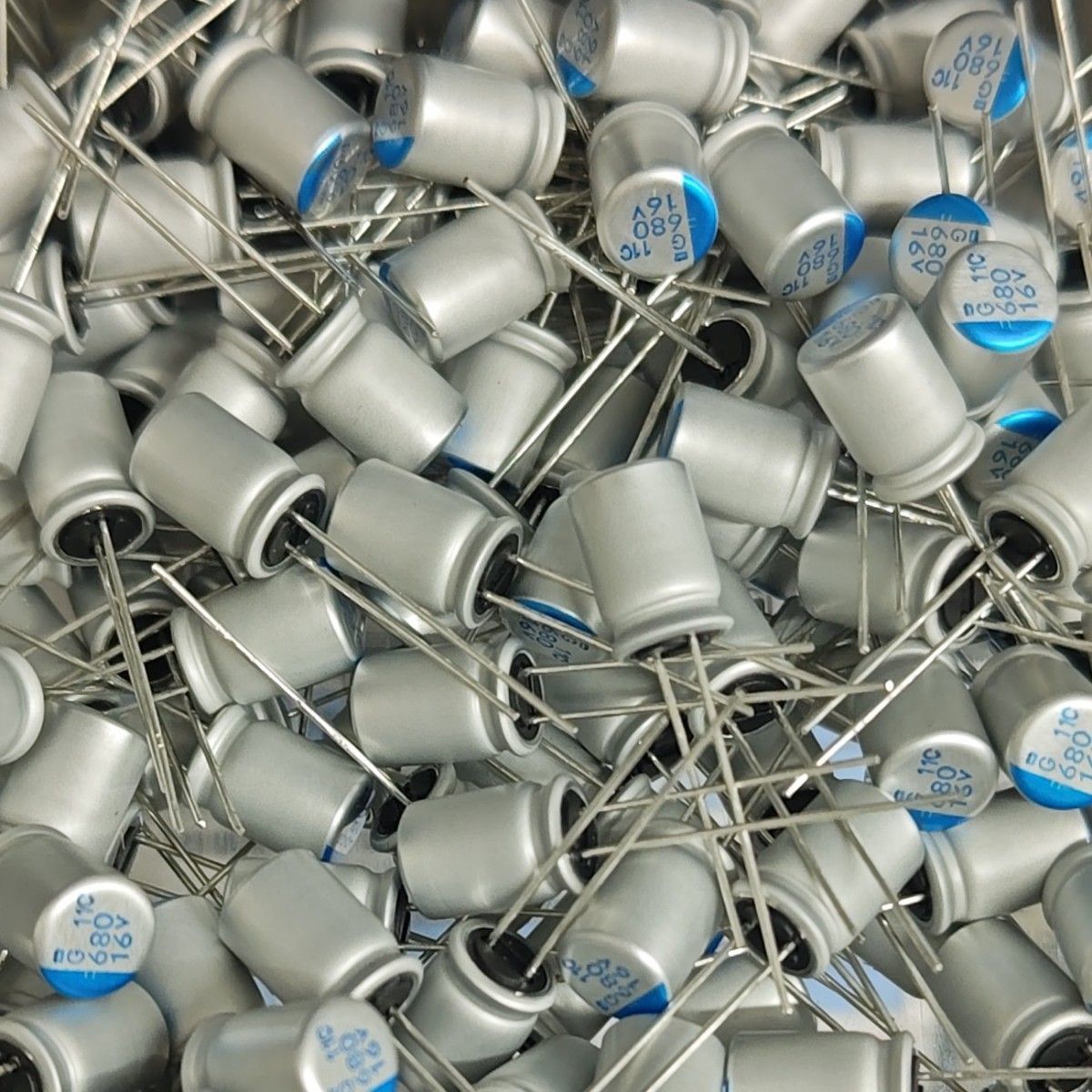 SwitchBotプラグミニ修理用、導電性高分子アルミ固体電解コンデンサ、680μF、日本ケミコン製 - R93 Niche Shop - BOOTH