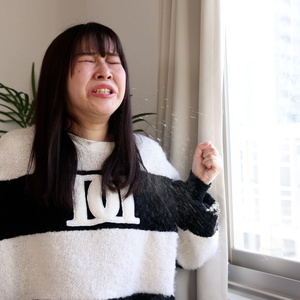 キッチンでくしゃみが止まらない御影れみさん Remi Mikage can't stop sneezing in the kitchen ...