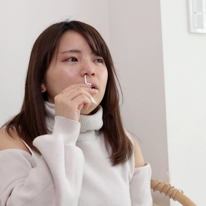 キッチンでくしゃみが止まらない御影れみさん Remi Mikage can't stop sneezing in the kitchen ...