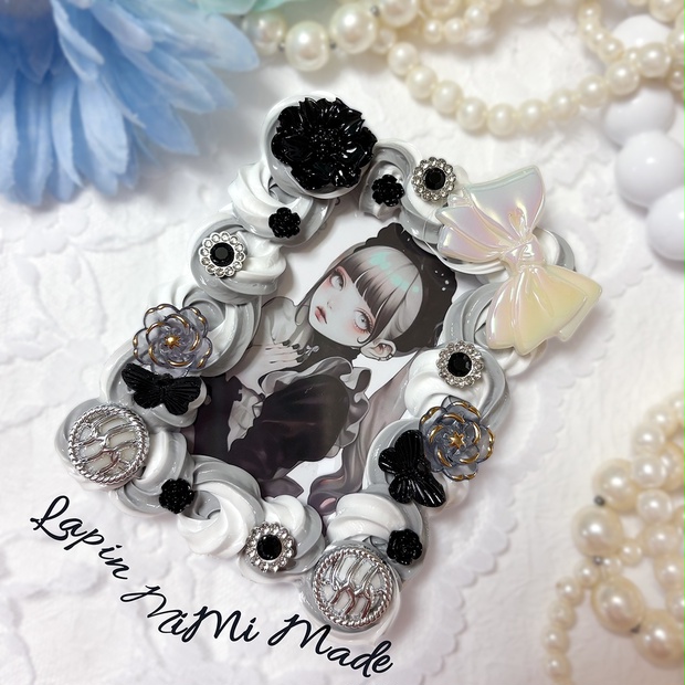 グレー 白 ホイップデコ 硬質トレカケース 白 リボン 黒 花 シルバー カード ケース - Lapin MiMi - BOOTH