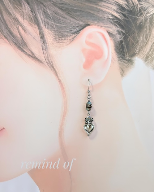 スモーキーグリーンのガラスビーズピアス - remind - BOOTH