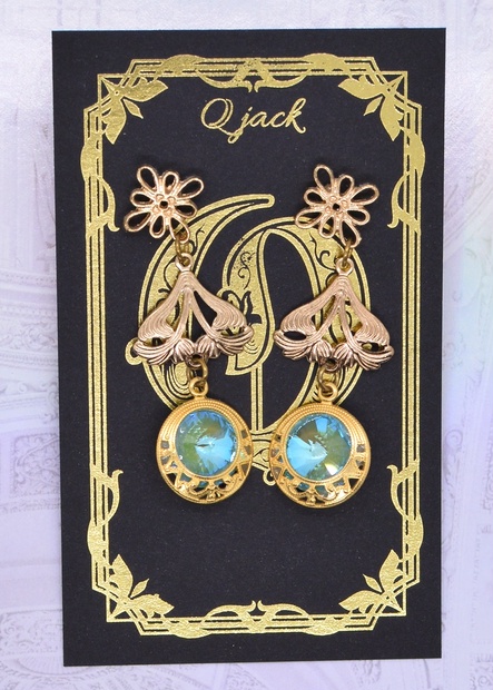 薄荷色のガラスのアールヌーボー風ピアス - Q-jack - BOOTH