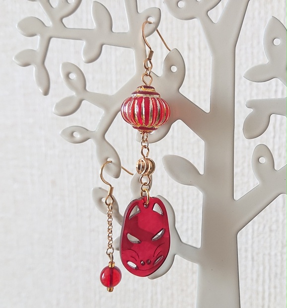 おキツネ様ピアス(紅) - S.K.K - BOOTH