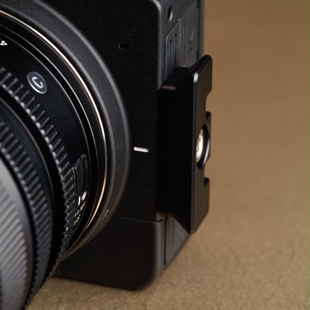 VSH-11ALX (Alx. Vertical Strap Holder for SIGMA fp) - 構う - 構図商店 直売所 - BOOTH