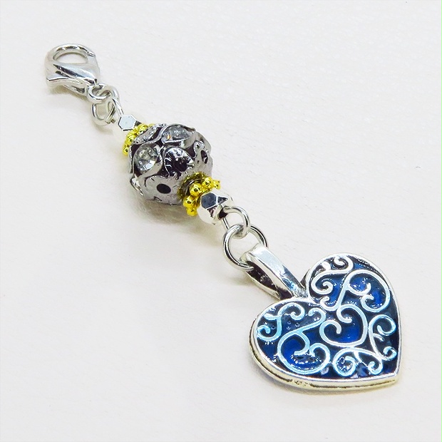 マスク・スマホチャーム ブルーハートとブラックメタルビーズのチャーム アンティークシルバー 金具交換可 - Cat & Steam ...