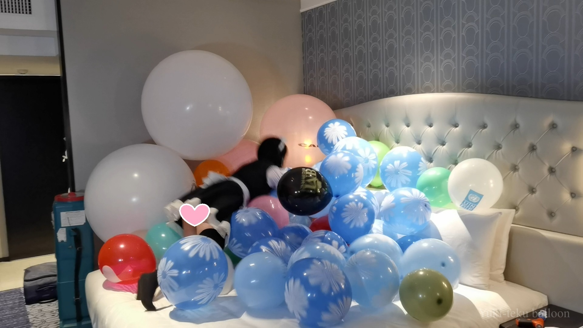 メイドMちゃんの風船遊び＆割り Maid M-chan's balloon play & Pop - yuki-teku balloon ...