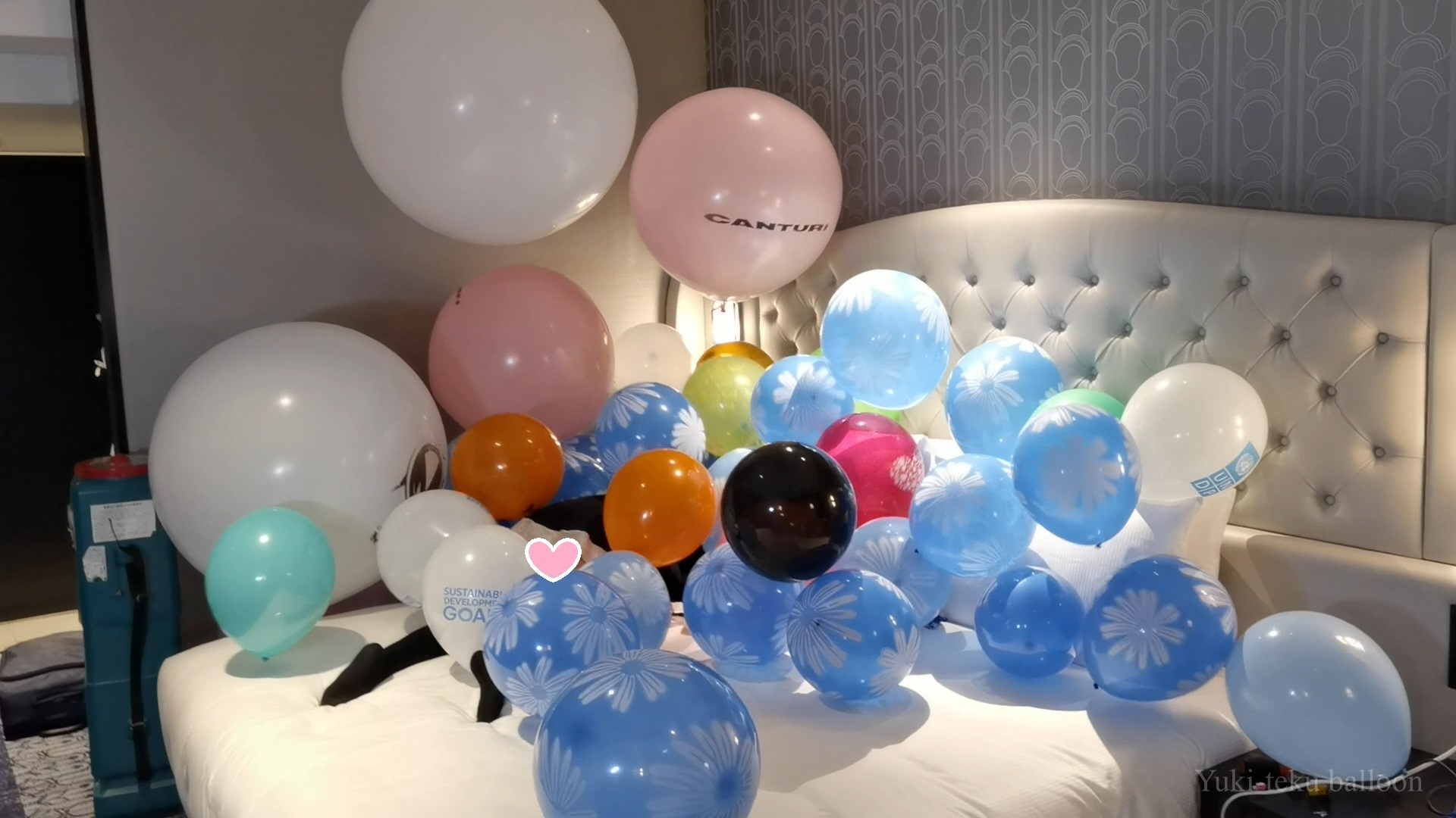 メイドMちゃんの風船遊び＆割り Maid M-chan's balloon play & Pop - yuki-teku balloon ...