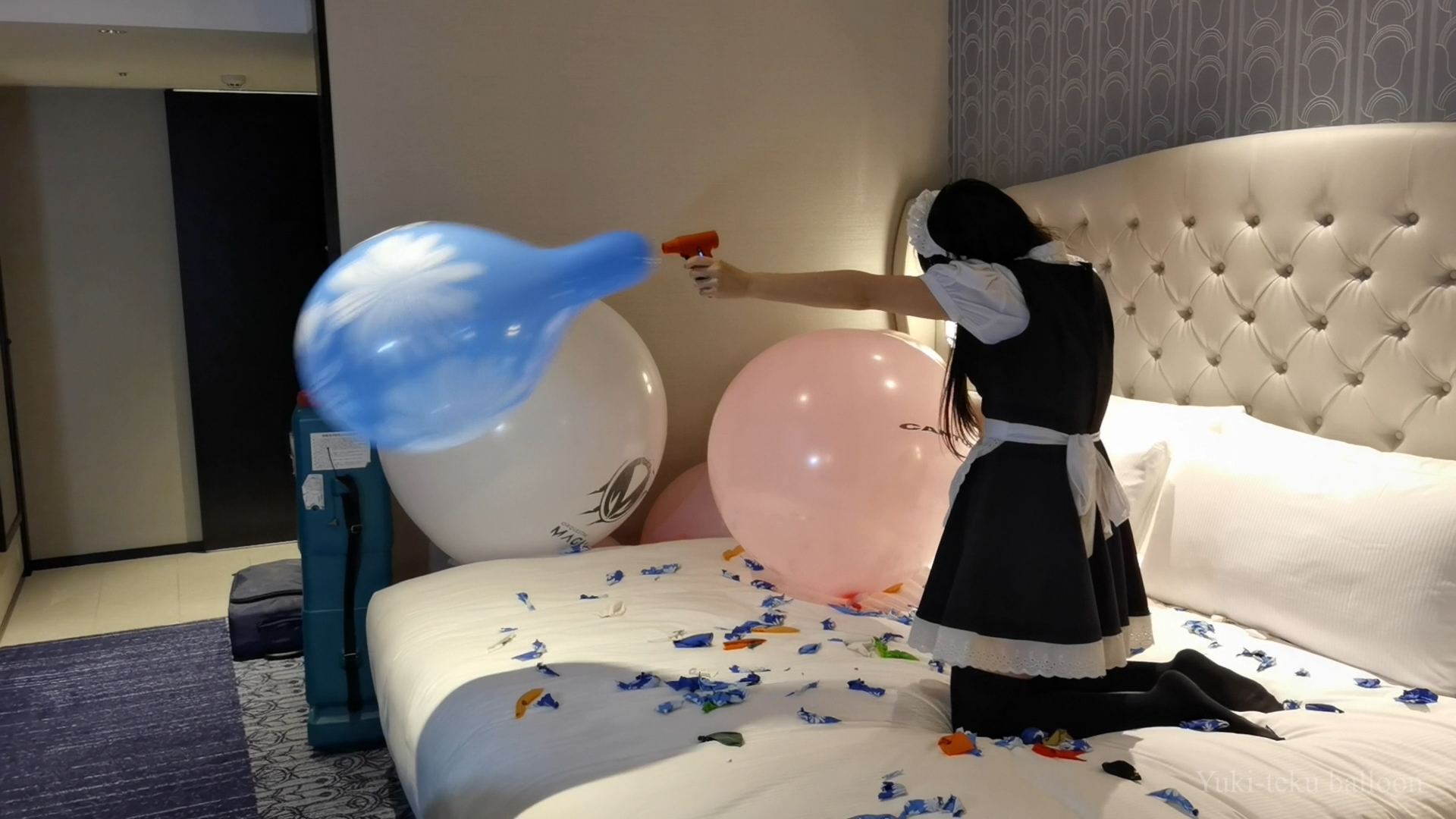 メイドMちゃんの風船遊び＆割り Maid M-chan's balloon play & Pop - yuki-teku balloon ...