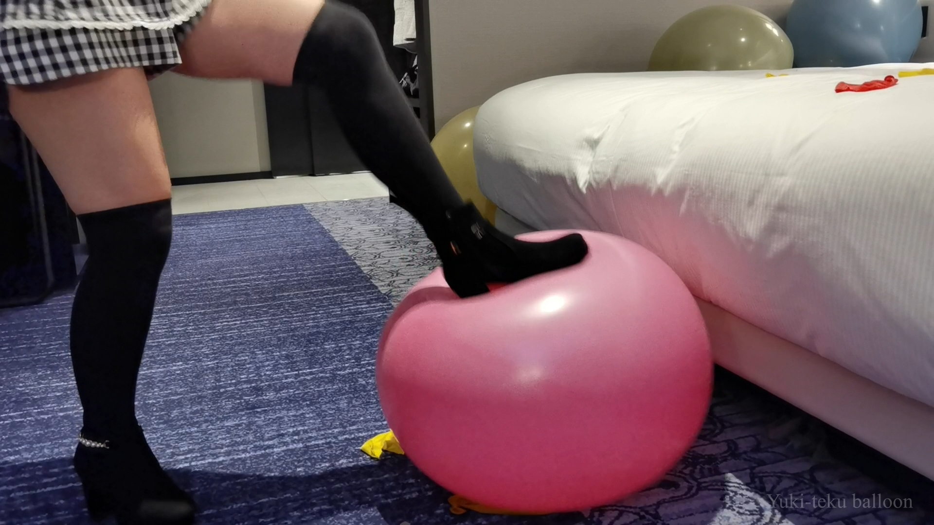 黒髪Mちゃんの足割り2 M-chan's balloon play & foot Pop2 - yuki-teku balloon - BOOTH