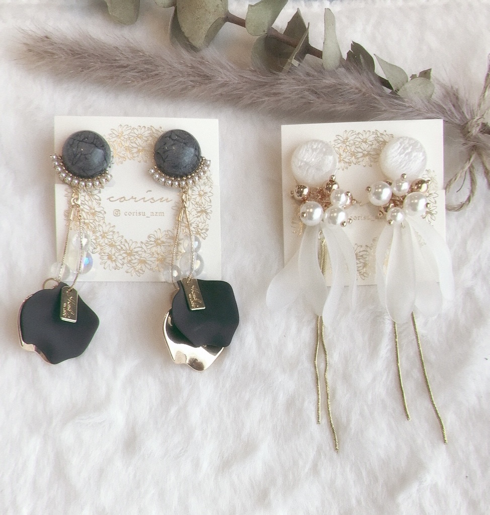ブラックとホワイトのはなびらロングイヤリング - corisu - BOOTH